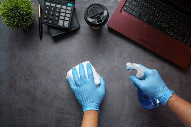 8 Must-Have Hot Desking Accessories For Hybrid Work [2026]