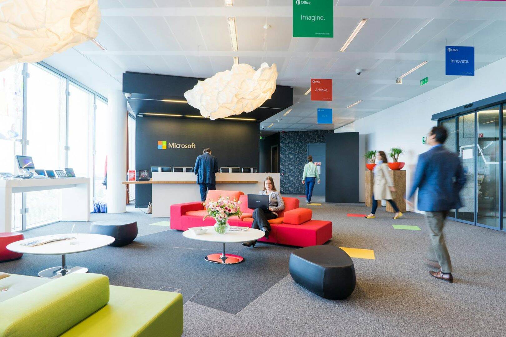 How To Handle Visitors In the Office [A Definitive Guide]