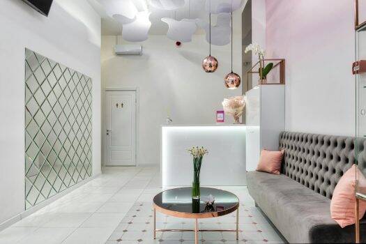 How To Handle Visitors In the Office [A Definitive Guide]